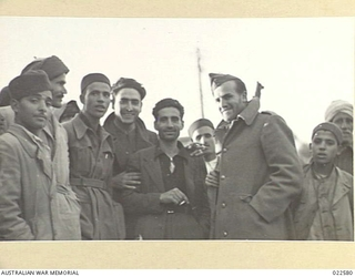 BARCE, LIBYA. 1941-12. A NEW ZEALANDER TALKING TO SENUSSI NATIVES AFTER ...