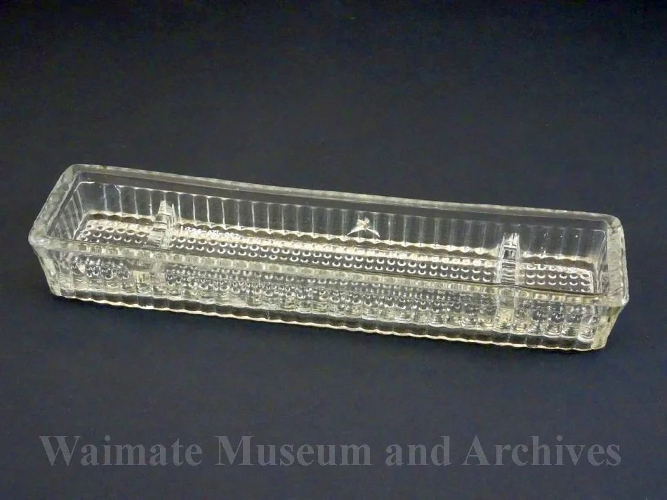Glass pen tray from Magistrate's desk in Waimate Courthouse | Record | DigitalNZ