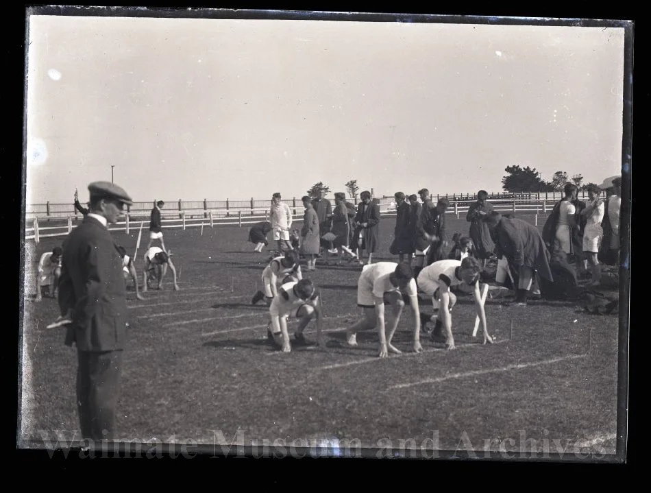 Runners and spectators | Record | DigitalNZ