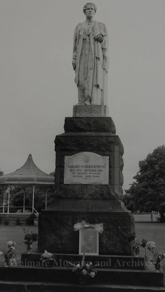 Margaret Cruickshank Memorial Statue | Record | DigitalNZ