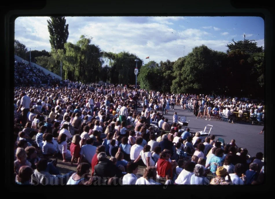 Timaru Caroline Bay : crowd at Soundshell | Record | DigitalNZ