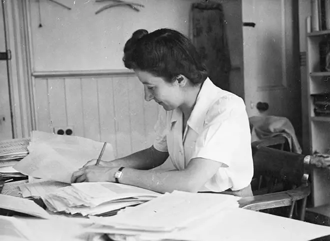 Janet Wilkinson at work, 1940s | Record | DigitalNZ