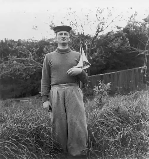 Denis Glover acting up for the camera, about 1947 | Record | DigitalNZ