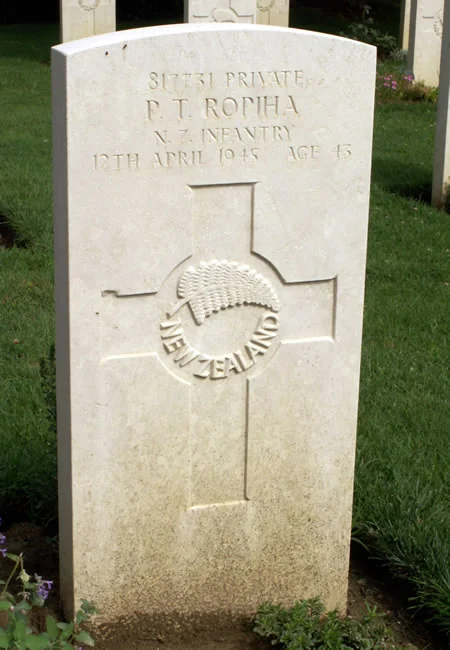 Paora Tamaihotua Ropiha's grave | Record | DigitalNZ