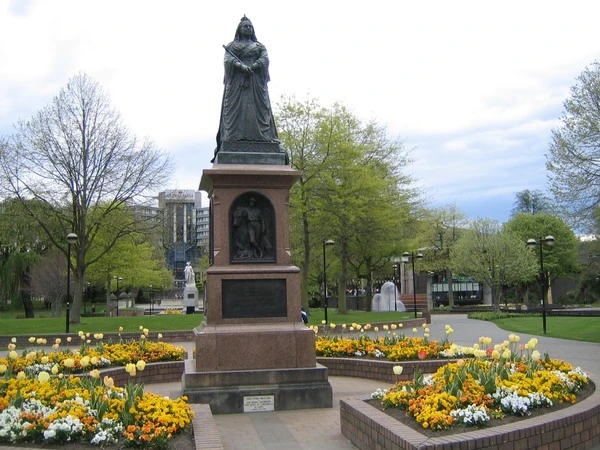 Queen Victoria statue | Record | DigitalNZ