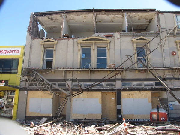 Top storey collapse of Cecil House | Record | DigitalNZ