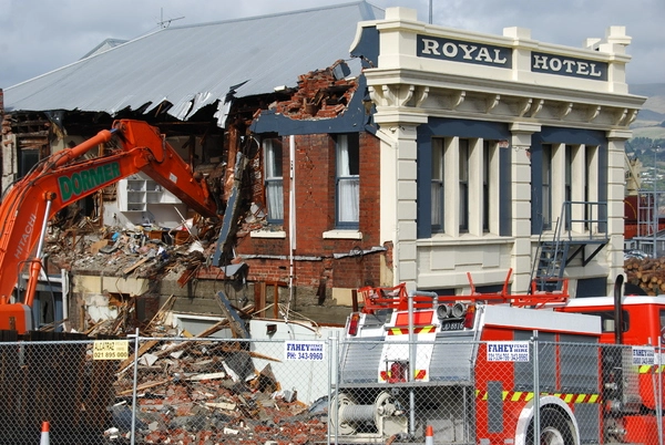 Fire engine at Royal Hotel demolition | Record | DigitalNZ